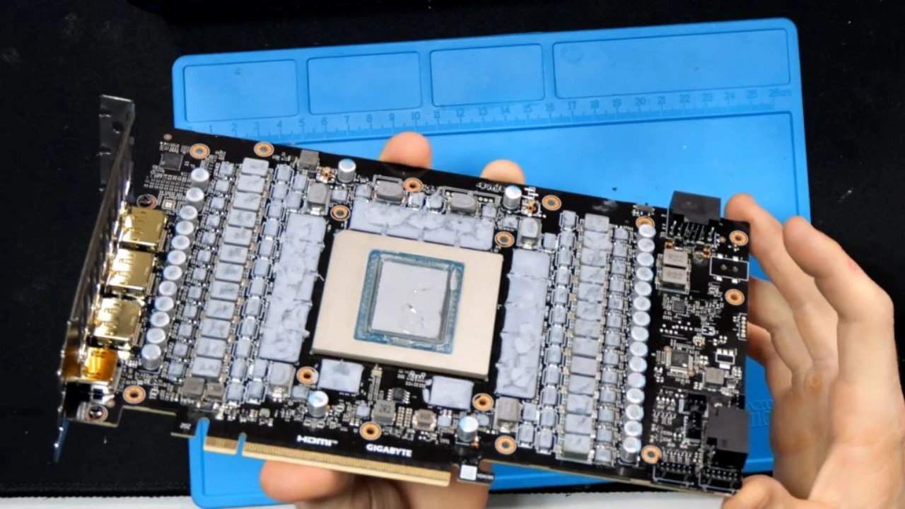 技嘉 RTX 5090 硬上雙 12V-2x6 接頭與分流模組，導致 PCB 燒穿破洞 | UNIKO's Hardware